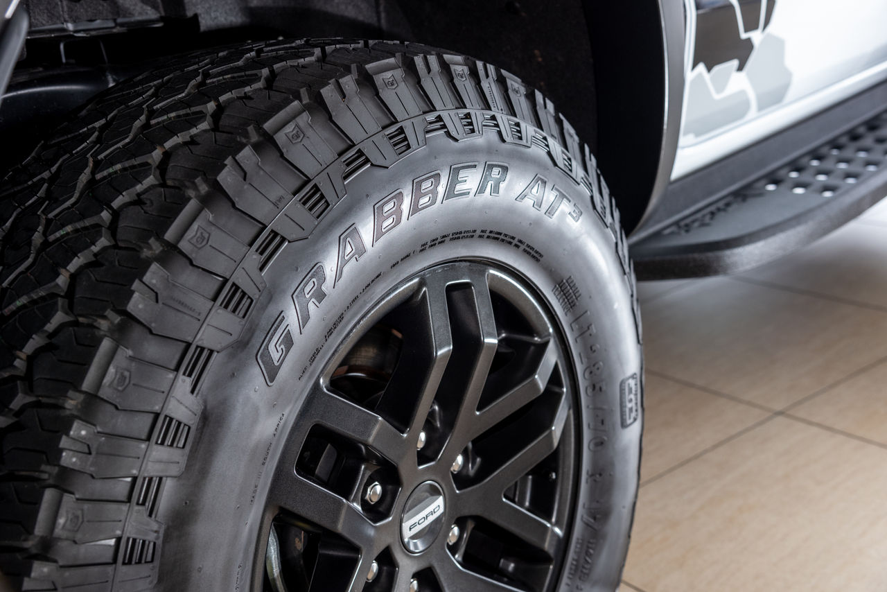 Ford Ranger Raptor équipé du pneu GRABBER AT3 de General Tire | General ...